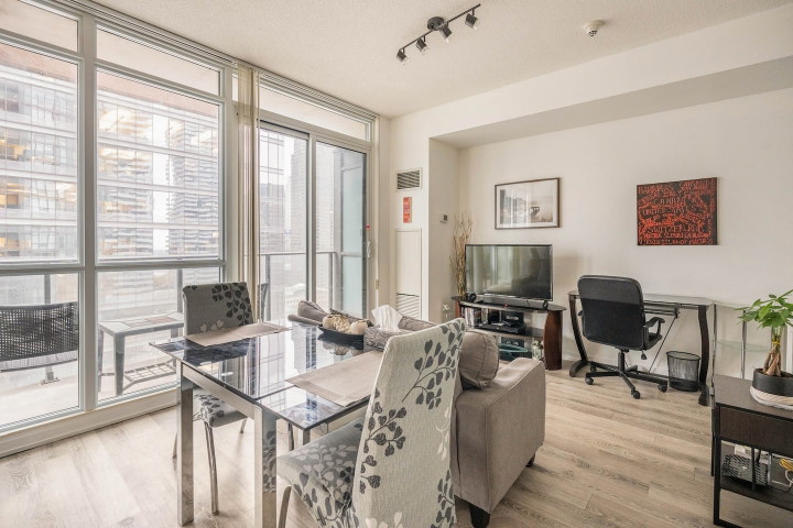 Toronto Executive Suite | Cn Tower & Metro Access - Toronto