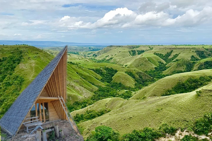 Unique Bamboo House With Mountain View & Stars - East Nusa Tenggara