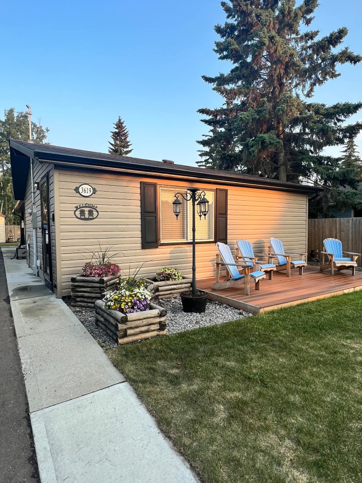 Cottage With Hot Tub, 1 Block From Lake! - Sylvan Lake, AB
