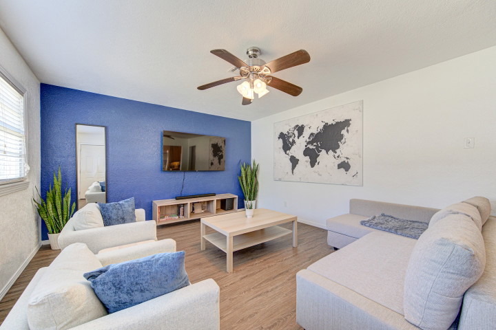 King Bed With Pool Table, Decked Patio And Gym - Beaumont, TX