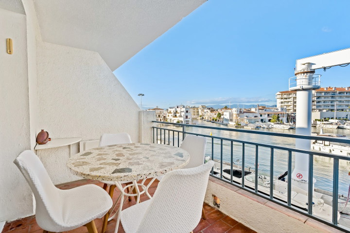 Canal-facing Apartment With Terrace - Empuriabrava