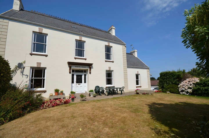 Arty Substantial Home With Bar & Hot Tub - Jersey