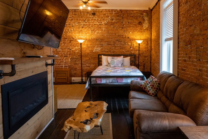 Rustic Apartment Main Street Galena - Galena, IL