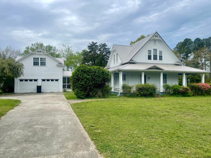 Harbison Haus- Victorian Farmhouse | Sleeps 12 - Cullman, AL