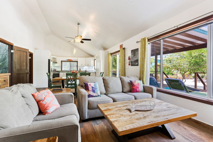 Coconut House: Beachfront In Placencia Village - Belize