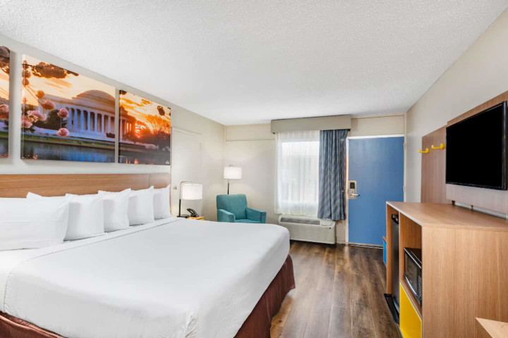 Days Inn Charlottesville | 1 King Bed | Near Uva - Charlottesville, VA