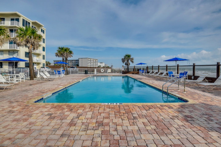 Cozy Florida Getaway W/ Pool Access & Ocean Views! - Daytona Beach, FL
