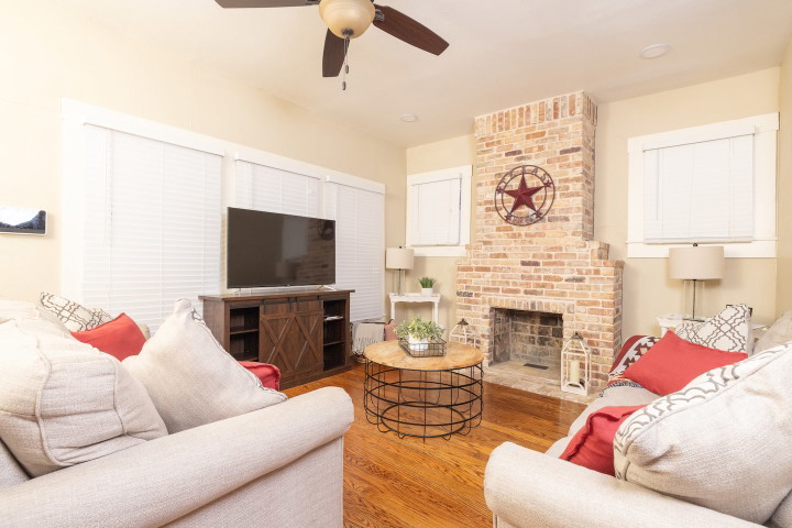 Downtown Home Near Riverwalk With Large Backyard - San Antonio, TX