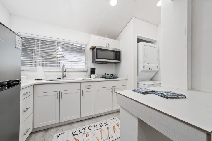 Bright Modern Studio, Sleeps 3. - Sanford, FL