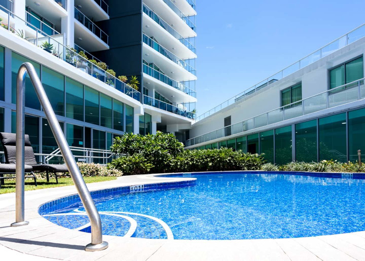 Modern 3br Apartment Near Tram & Ocean W/ Parking - Gold Coast