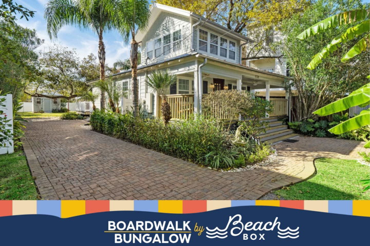 Cute Bungalow With Huge Deck & Fire Pit - League City, TX