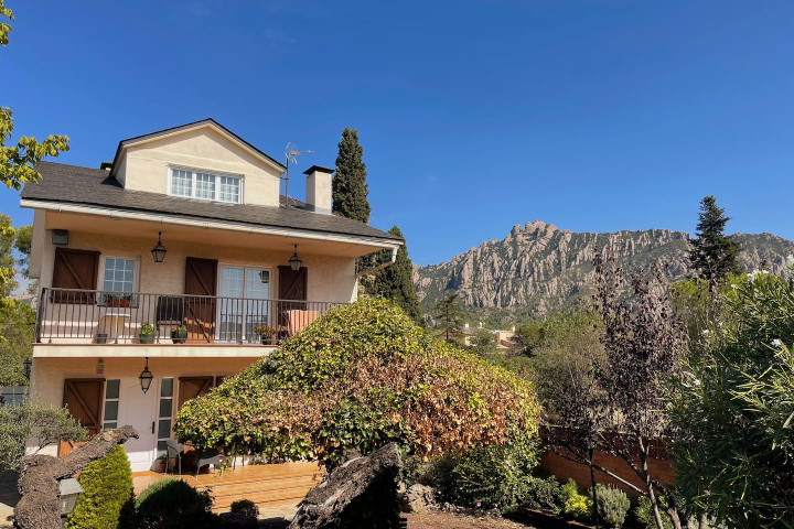 Swiss-style Casa Annie Overlooking Montserrat - Capellades