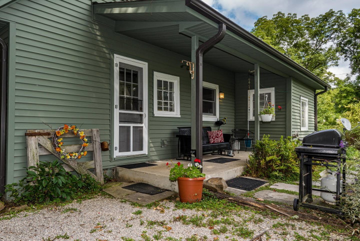 Artists Retreat Cottage | Creekside Hot Tub - Nashville, IN