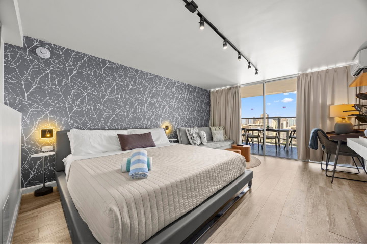 34f-island Colony Studio-city/partial Ocean Views - Honolulu