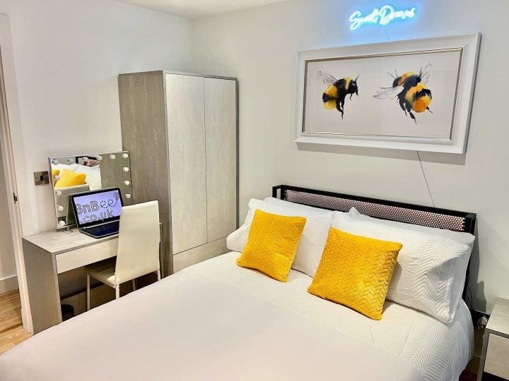 Brand New! Near Co-op Live - 585mbps Wifi - Sleps4 - Manchester
