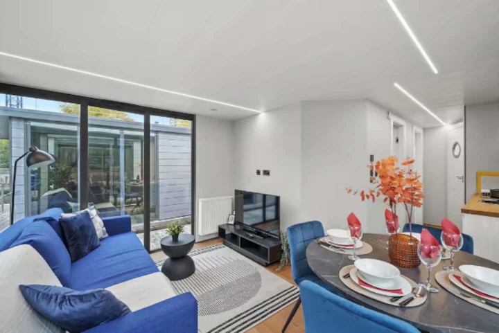London Waterfront Retreat | Stylish Lodge For 6 - London, UK