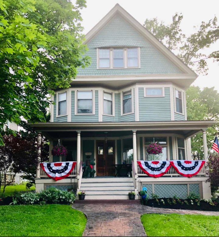 Lakewood Victorian Home 3rd Floor Apt With View - Cleveland, OH
