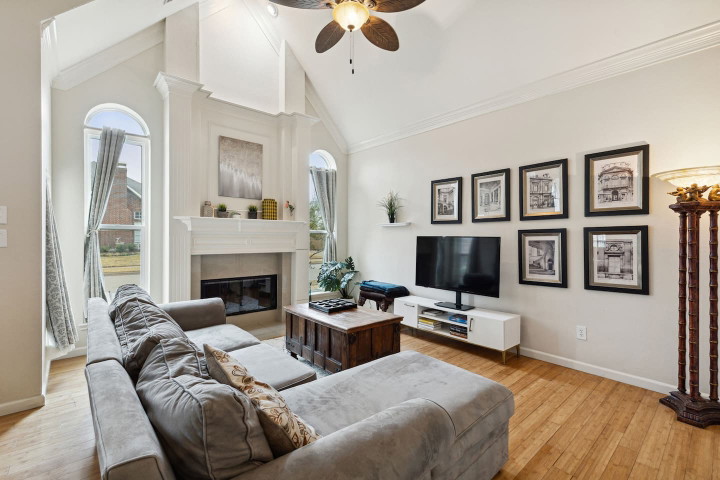 Bright Airy Family-friendly Dfw Retreat Sleeps 8 - Carrollton, TX