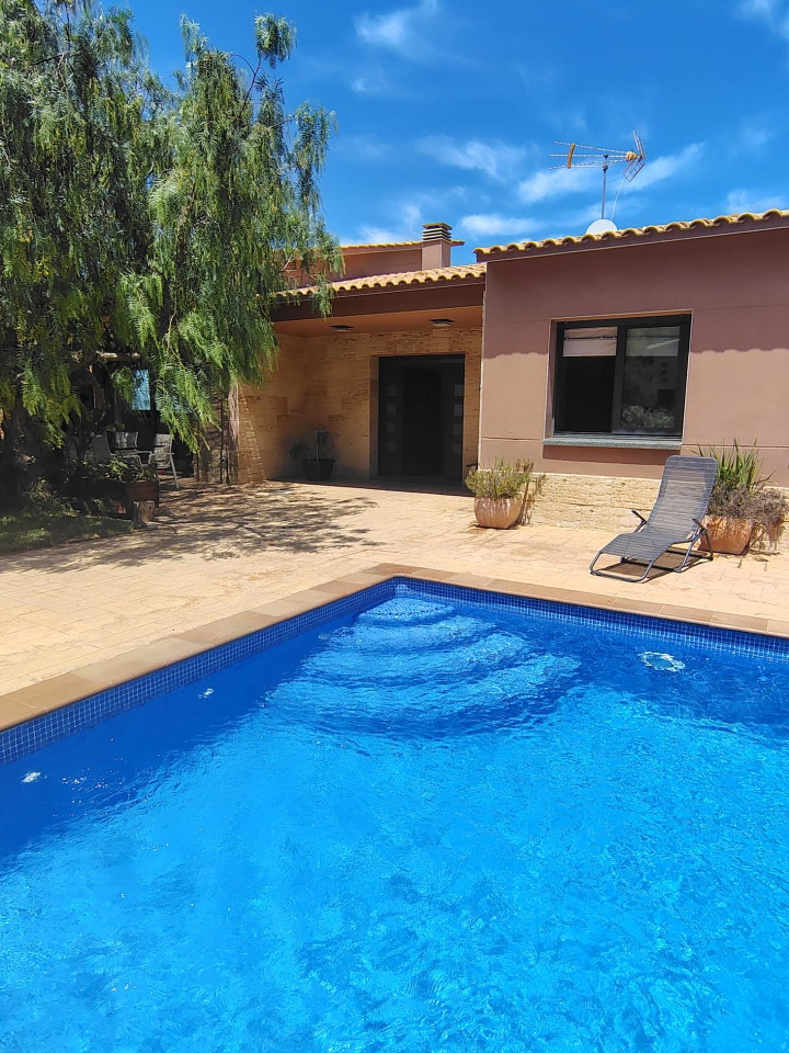 Oasis De Tranquilidad: Casa Con Piscina Privada - Castelldefels