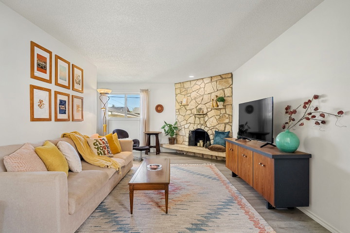 Stylish 3 Br Suite With Garage - Calgary