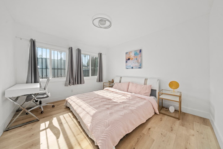 Spacious One-bedroom, One-living Room Apartment In Hollywood | Extra-large Living Room + Dining Area | Luxury Bathtub | King-size Bed + Walk-in Closet - Hollywood, CA