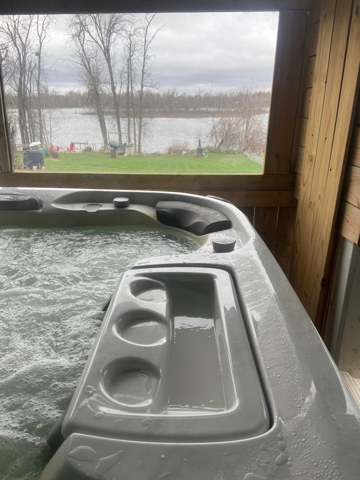 Solitude Zen Working Hot Tub - Peterborough, ON, Canadà