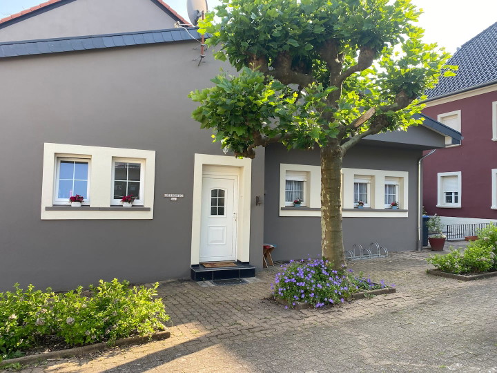 Kleines Haus Mit 2 Zimmern, Küche Und Parkplatz - Wormeldange