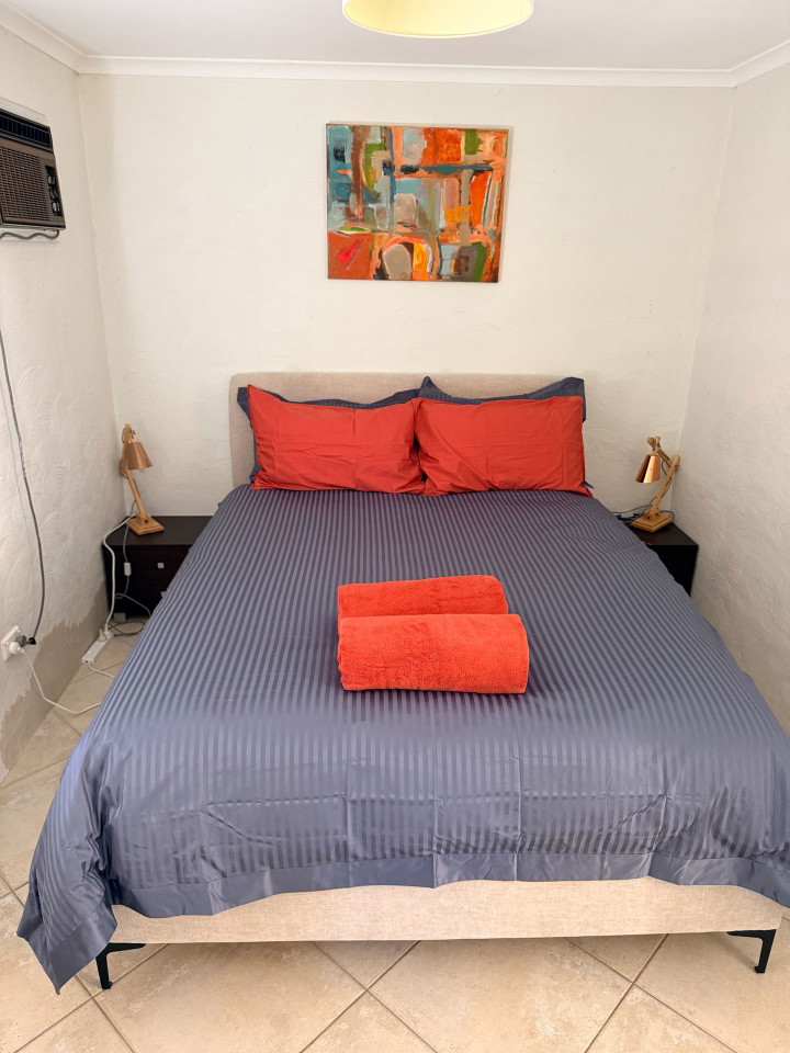Peaceful Poolside Living 1km From The Beach - Perth