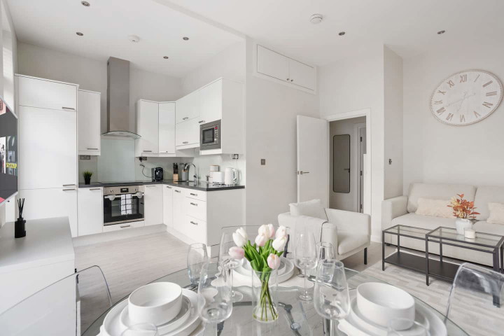 Modern Hyde Park Flat On Vibrant Queensway - London, UK