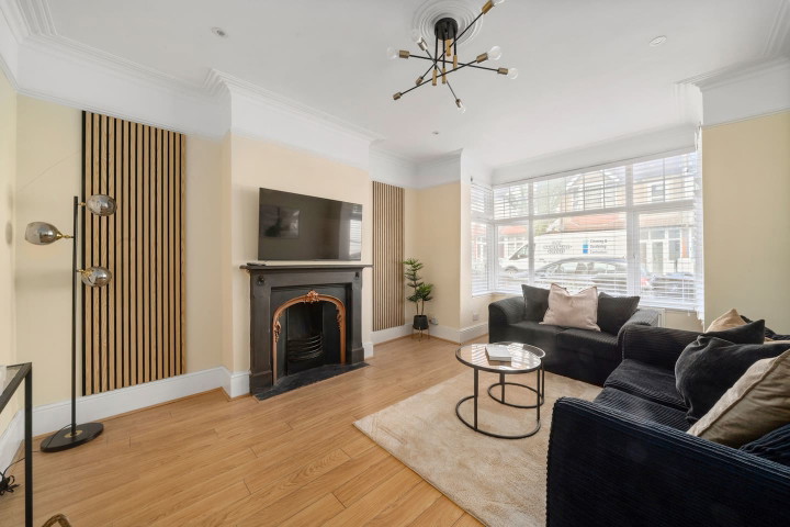 Stylish Modern 3 Bedroom Home With Garden - Londra