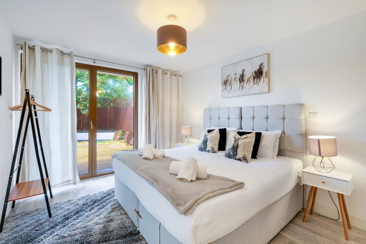 4 Apartments Together, Sleeps 18, Nr Wb Studios - Watford