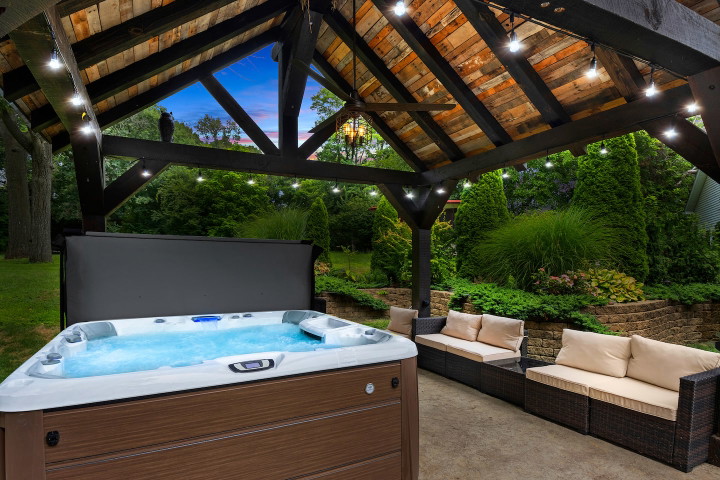 The Grandview Retreat. Elite 4 Bedroom & Hot Tub - Peoria, IL
