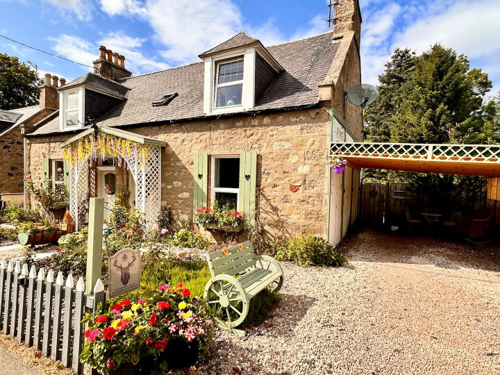 Bonnie Wee Cottage Snuggled Into Bennachie - Aberdeenshire