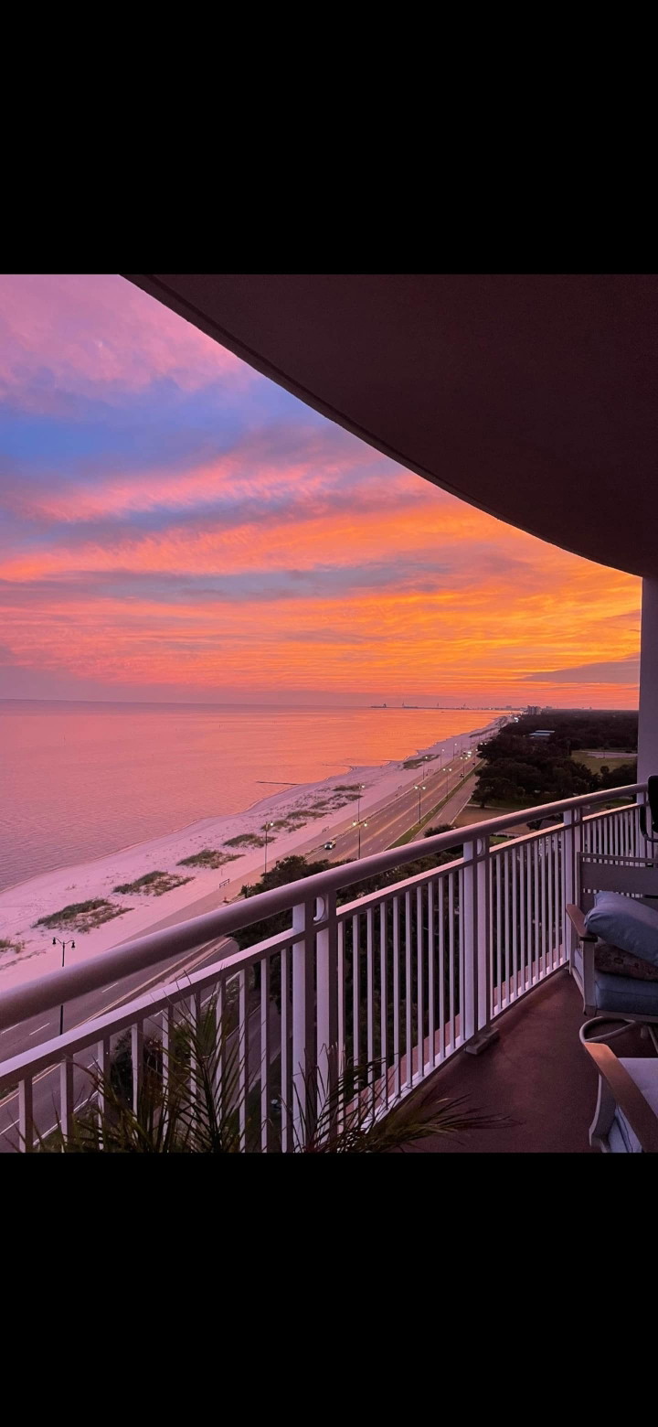 *The Coastal Canvas*
4br/2ba Right On The Gulf! - Biloxi, MS
