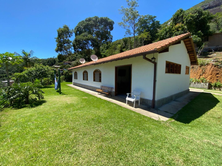 Linda Casa Linear De Sítio Composta Por 03 Quartos - Teresópolis