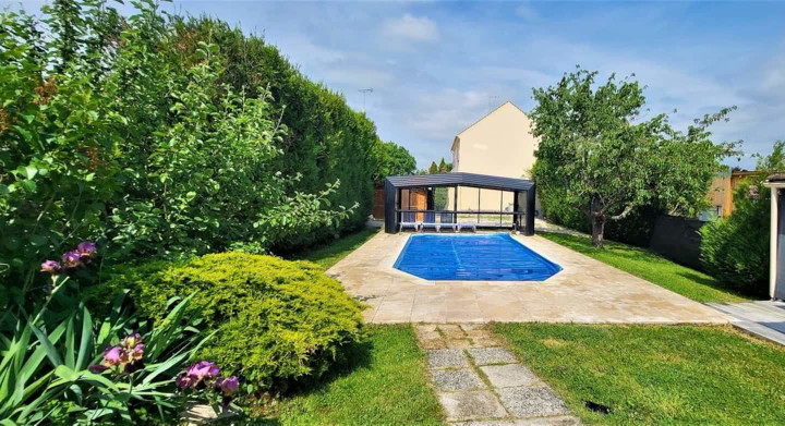 Nalan Johannisien, Heated Swimming Pool/spa/paris - Frankreich