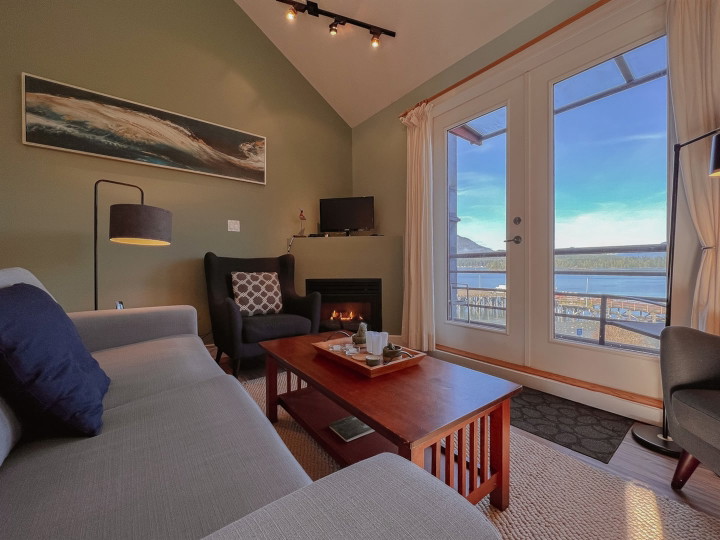 Fred Tibbs #20 I Ocean View I Downtown I Fireplace - Tofino
