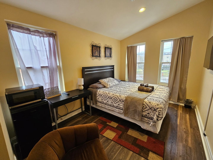Whole 2nd Floor: 2bd/1ba - Baltimore, MD