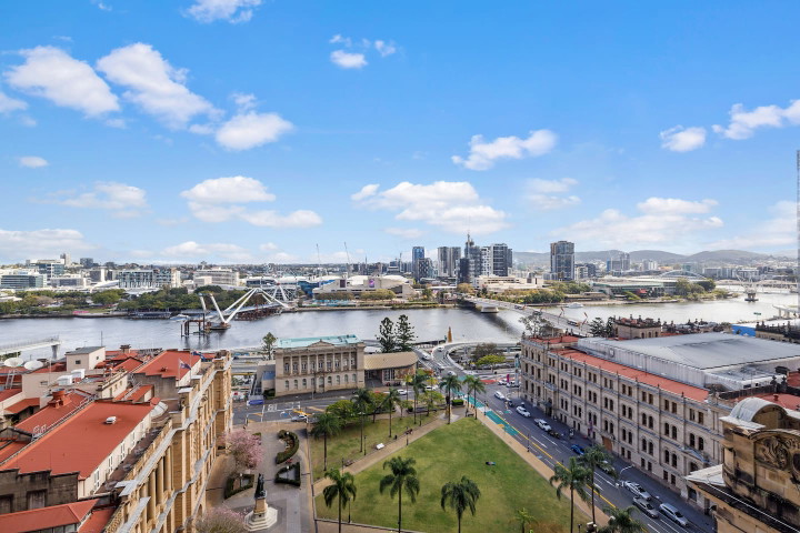 Dress Circle! 2bed/2bath/1car/amazing Views ~ Cbd - Spring Hill