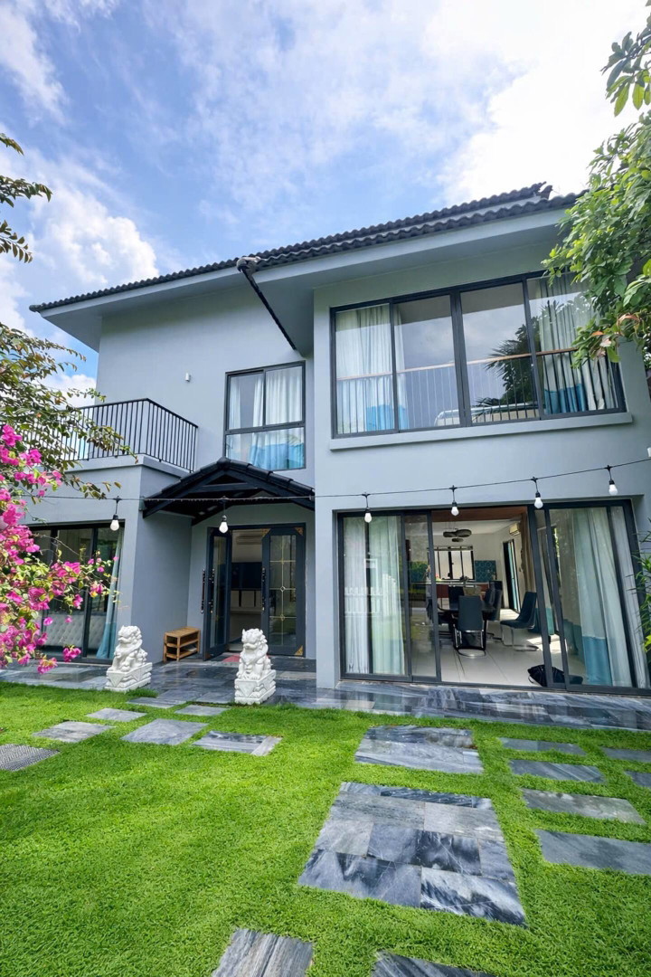Villa 4 Phòng Ngủ ! Hồ Bơi Lớn ! Sát Chợ đêM - Phú Quốc