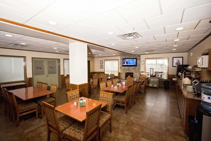 Hotel Queen Room With Two Queen Beds - Drayton Valley