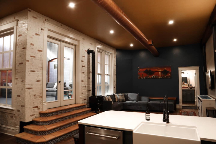 Travelers Oasis- Luxury Historic Loft W/terrace - Palestine, TX