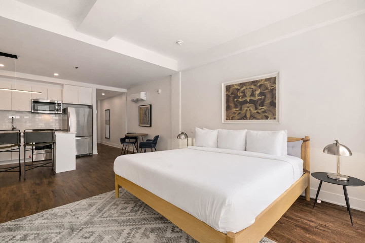 Downtown Suite W/ King Bed | Walk To Old Port - Laval