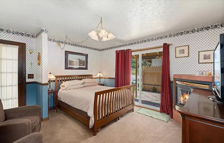 Autumn Room @ Eaglenest Inn | Pool & Spa - Julian, CA