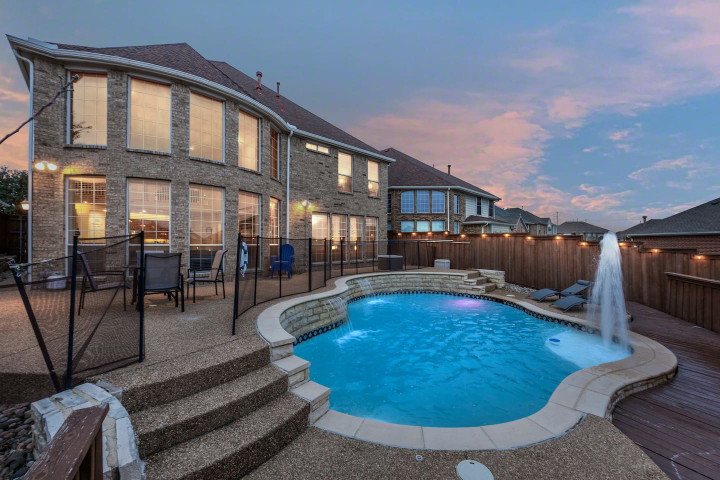 Beautiful Mansion W/ Pool + Huge Gameroom - Irving, TX