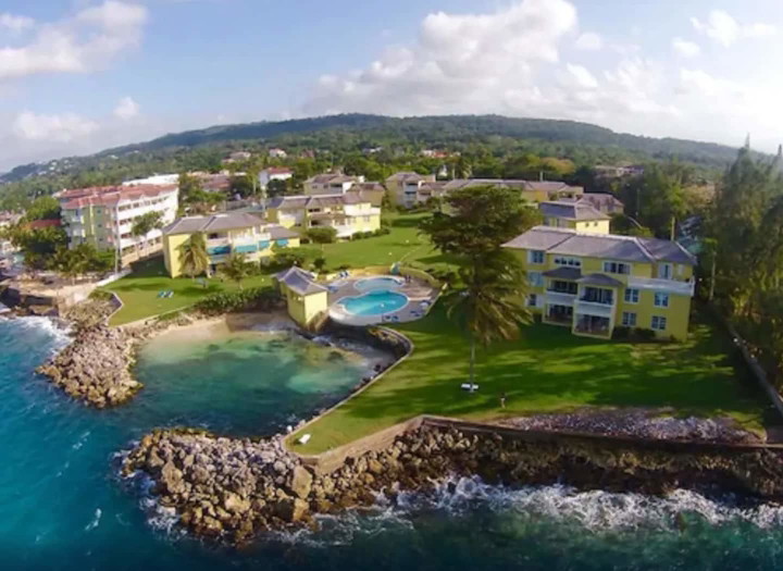 The Cozy House Two, 3 Bedroom Beach Front - Jamaica