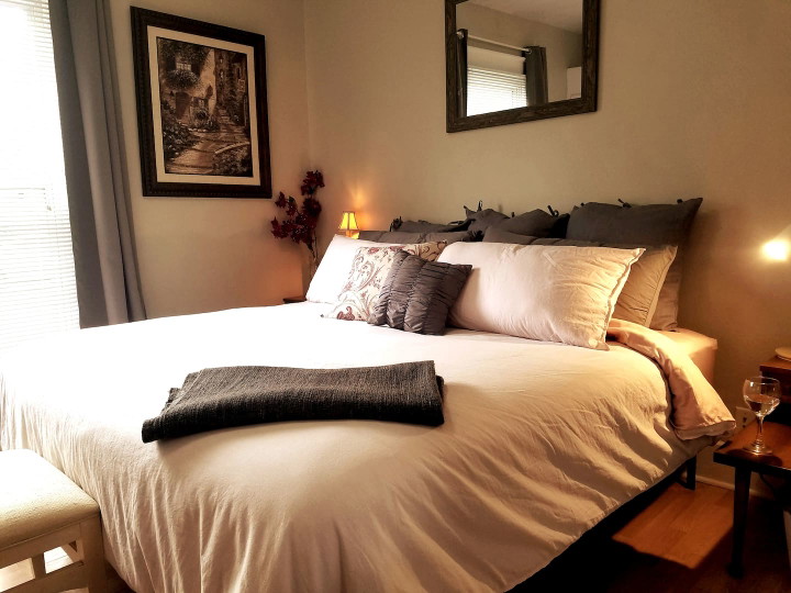 Clean Urban Retreat In Central Downtown Location - Muncie, IN
