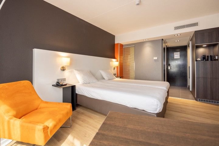 Modern Escape With Pool And Onsite Dining - IJsselstein