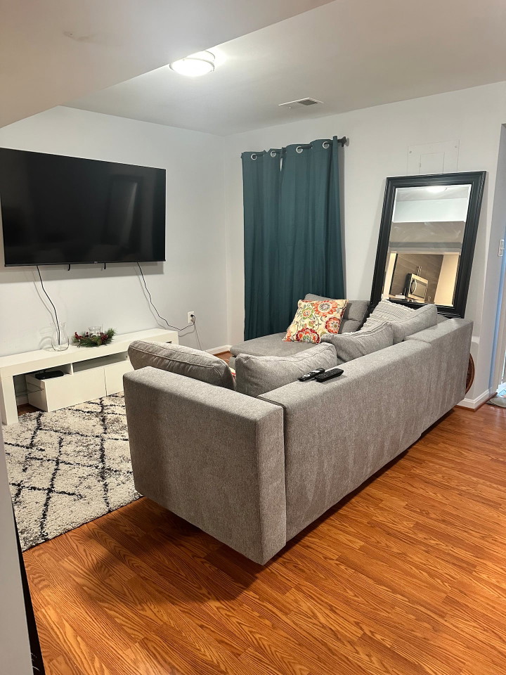 1 Bedroom Basement Apartment With Private Entrance - Leesburg, VA