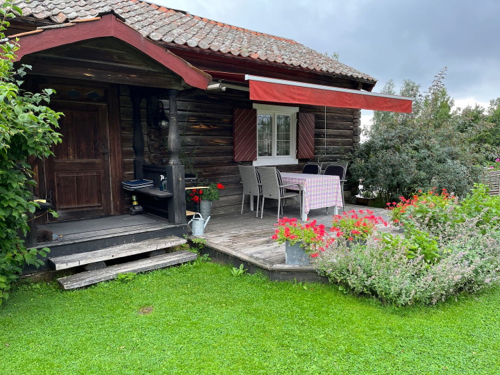 Mysig Stuga I Bymiljö. - Rättvik